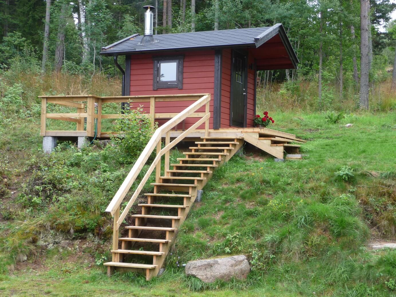 Vedeldad bastustuga - En byggsats från Träbyggarna